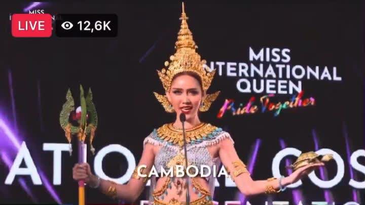 តោះមកចាប់អារម្មណ៍ជាមួយការបង្ហាញឈុតតំណាងជាតិរបស់កញ្ញា Sai fon ដែលជា Miss International Queen ...