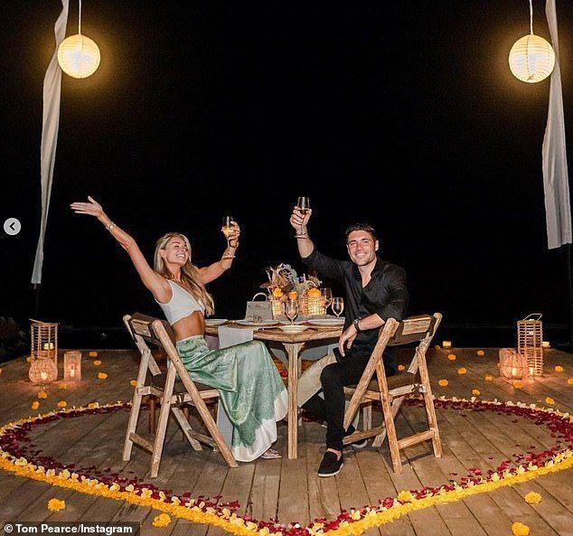 Tom Pearce ភ្ជាប់ពាក្យ ! អតីតតារា TOWIE សុំមិត្តស្រី Rebecca Walker រៀបការ នៅពេលញ៉ាំអាហារ ...