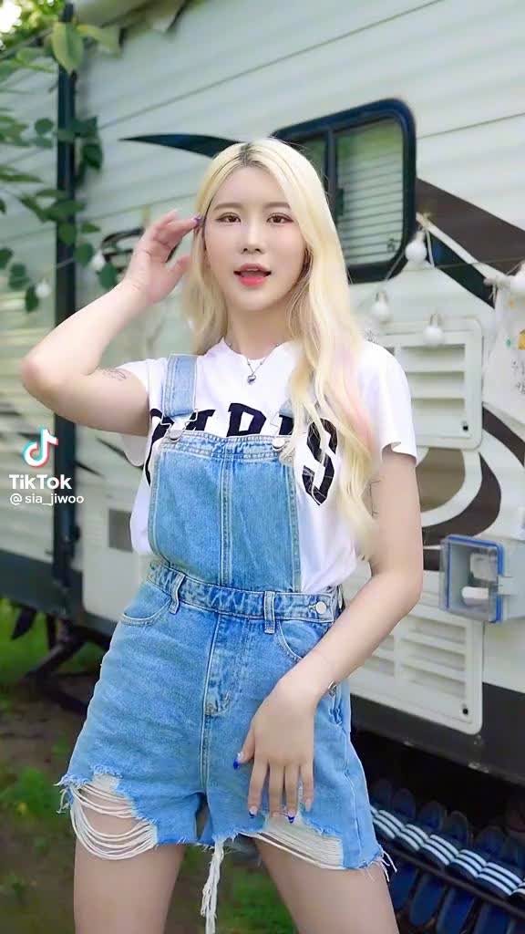 Beautiful girl dancing in Tiktok - TNAOT