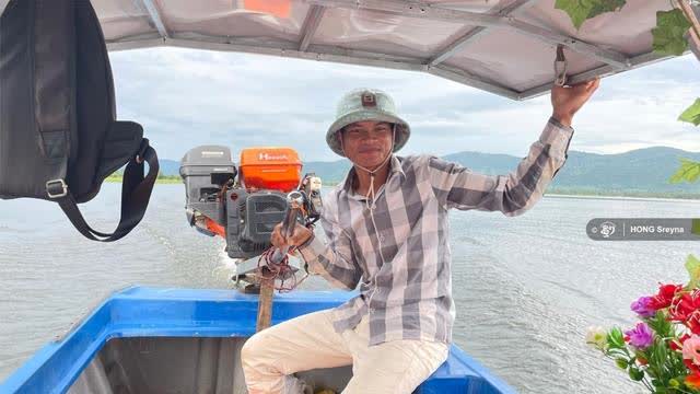 ទំនេរពីការនេសាទត្រី លោក ប៊ូ សុផាត ឆ្លៀតដឹកទេសចរកម្សាន្តនៅរមណីយដ្ឋានទំនប់ម្លិច ដើម្បីជីវភាព - TNAOT