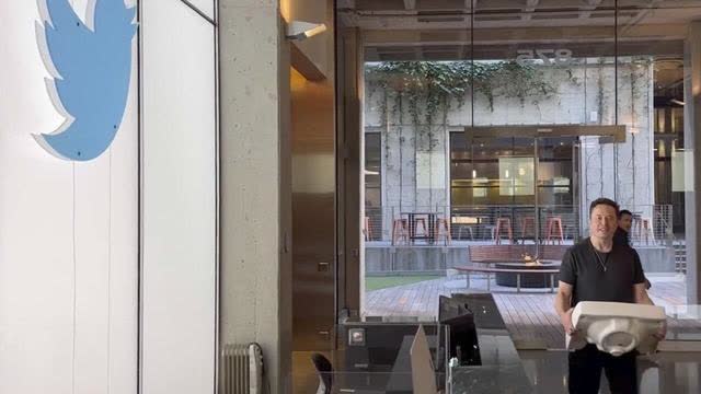 លោក Elon Musk បង្ហោះវីដេអូខ្លួនឯង ដើរចូលក្នុងទីស្នាក់ការកណ្តាល Twitter - TNAOT