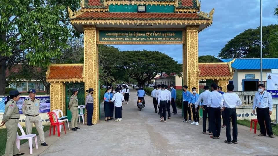 សកម្មភាពបេក្ខជនចូលក្នុងមណ្ឌលប្រឡងព្រឹកថ្ងៃ២ នៃការប្រឡងសញ្ញាបត្រមធ្យមសិក្សាទុតិភូមិ - TNAOT