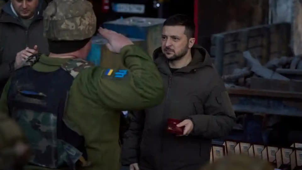 Zelenskiy បានទៅ Bakhmut ដើម្បីប្រគល់រង្វាន់ដល់ទាហាន - TNAOT