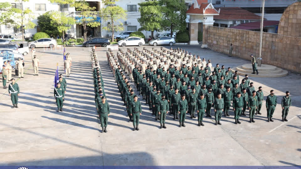 កម្លាំងនគរបាលជាតិហ្វឹកហាត់រួមគ្នា ដើម្បីត្រៀមបង្ហាញនៅក្នុងពិធីខួបបញ្ចប់សង្គ្រាមស៊ីវិលនៅកម្ពុជា ...