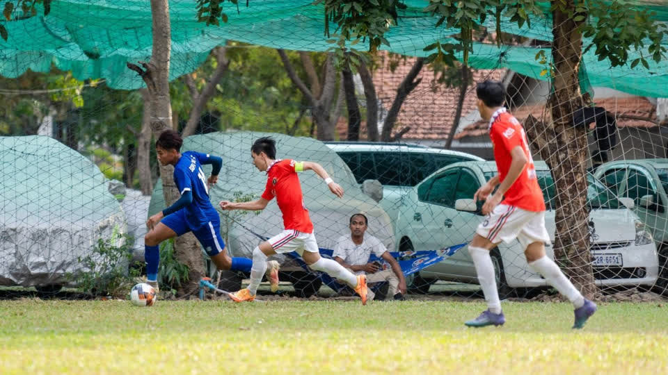 Soccer League៖ ៩គូសុទ្ធតែឈ្នះចាញ់ លើកលែងជំនួប Khmer United ទល់សុភីណាអេហ្វស៊ី គ្មានគ្រាប់បាល់ - TNAOT