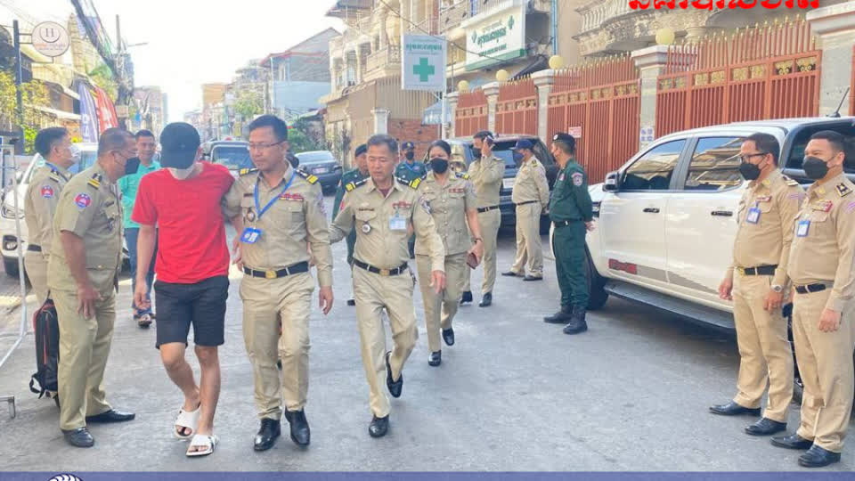 បុរសម្នាក់ត្រូវចាប់ខ្លួន ដើម្បីសាកសួររឿងចែកចាយសម្ភារៈអាសអាភាសដោយខុសច្បាប់ - TNAOT