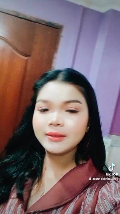 លើកដៃបាំងថ្ងៃ - TNAOT