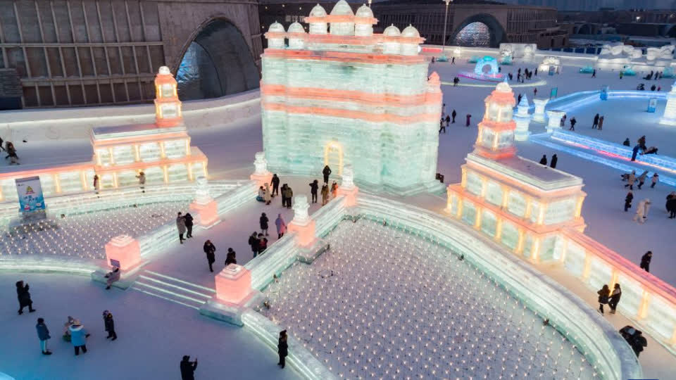ព័ត៌មានរូបភាព៖ មនុស្សជាច្រើនបានសម្រុកទៅលេងសួនកម្សាន្ត Ice-Snow World នៅ Harbin - TNAOT